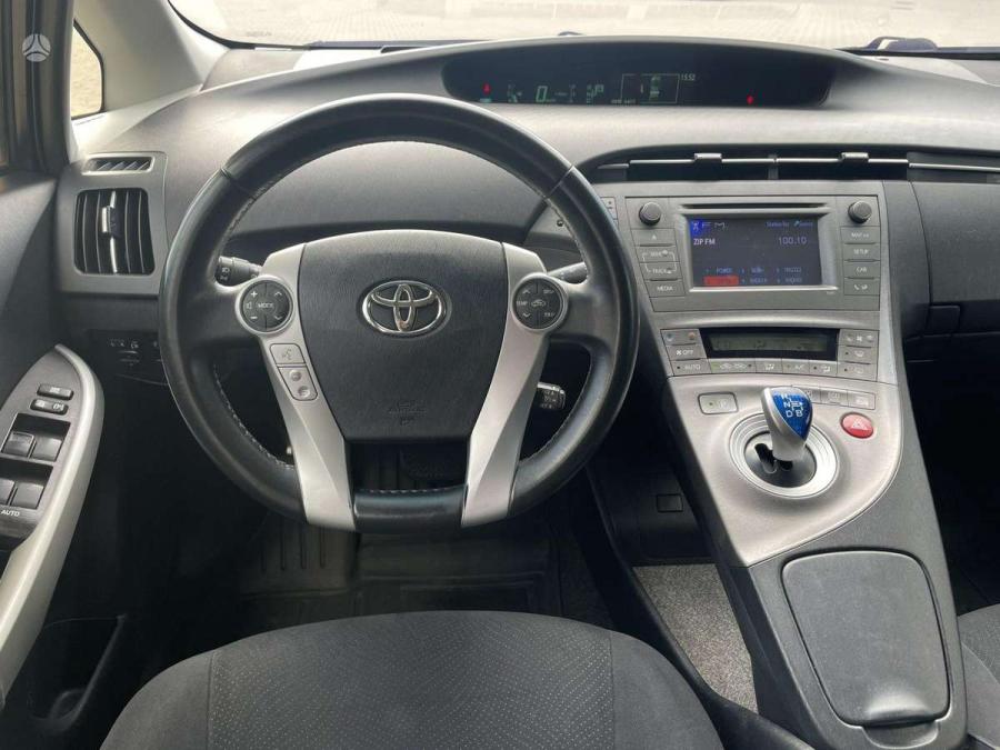 Pelēks Toyota Prius 2012 Viļņa, ar dzinēja tilpumu 1.80 L un nobraukumu 251 tūkst. km par 6500 €, foto 10 vietnē AUTOMOTO.COM.LV