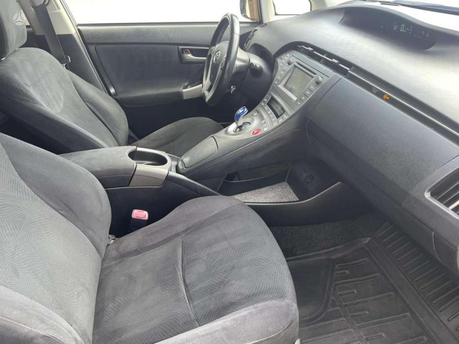 Pelēks Toyota Prius 2012 Viļņa, ar dzinēja tilpumu 1.80 L un nobraukumu 251 tūkst. km par 6500 €, foto 12 vietnē AUTOMOTO.COM.LV