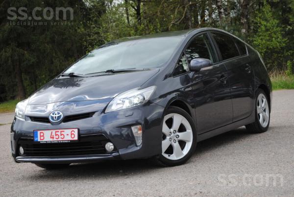 Grey Toyota Prius 2013 in Riga, with an engine capacity of 1.80 L and mileage of 208 thousand km for 8990 €, photo 1 on AUTOMOTO.COM.LV