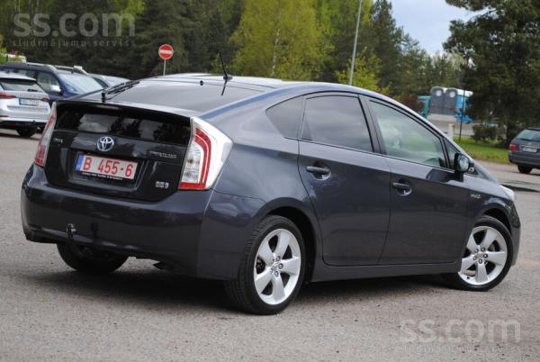 Grey Toyota Prius 2013 in Riga, with an engine capacity of 1.80 L and mileage of 208 thousand km for 8990 €, photo 2 on AUTOMOTO.COM.LV