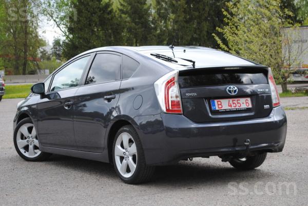 Grey Toyota Prius 2013 in Riga, with an engine capacity of 1.80 L and mileage of 208 thousand km for 8990 €, photo 3 on AUTOMOTO.COM.LV