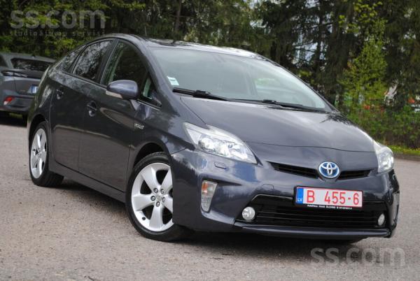 Grey Toyota Prius 2013 in Riga, with an engine capacity of 1.80 L and mileage of 208 thousand km for 8990 €, photo 4 on AUTOMOTO.COM.LV