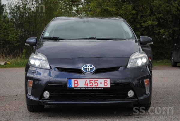 Grey Toyota Prius 2013 in Riga, with an engine capacity of 1.80 L and mileage of 208 thousand km for 8990 €, photo 5 on AUTOMOTO.COM.LV