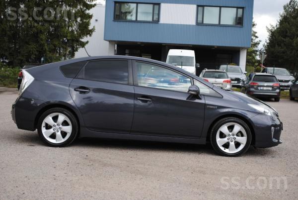 Grey Toyota Prius 2013 in Riga, with an engine capacity of 1.80 L and mileage of 208 thousand km for 8990 €, photo 6 on AUTOMOTO.COM.LV