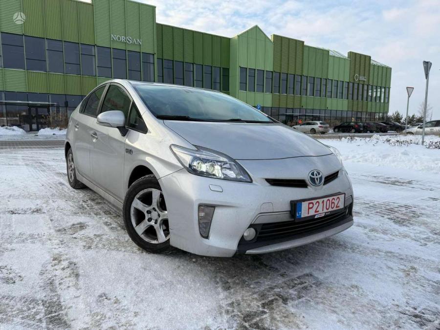 Grey Toyota Prius 2013 in Vilnius, with an engine capacity of 1.80 L and mileage of 351 thousand km for 7999 €, photo 1 on AUTOMOTO.COM.LV