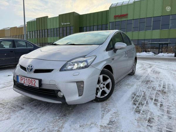 Grey Toyota Prius 2013 in Vilnius, with an engine capacity of 1.80 L and mileage of 351 thousand km for 7999 €, photo 2 on AUTOMOTO.COM.LV