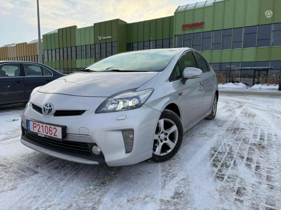 Grey Toyota Prius 2013 in Vilnius, with an engine capacity of 1.80 L and mileage of 351 thousand km for 7999 €, photo 2 on AUTOMOTO.COM.LV