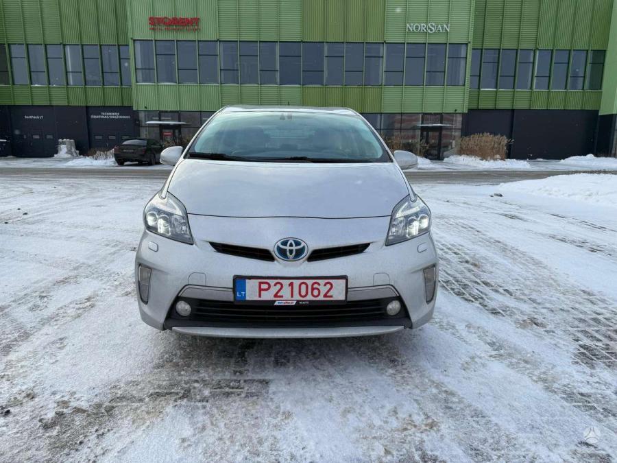Grey Toyota Prius 2013 in Vilnius, with an engine capacity of 1.80 L and mileage of 351 thousand km for 7999 €, photo 5 on AUTOMOTO.COM.LV