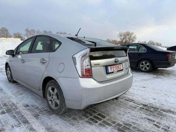 Grey Toyota Prius 2013 in Vilnius, with an engine capacity of 1.80 L and mileage of 351 thousand km for 7999 €, photo 6 on AUTOMOTO.COM.LV