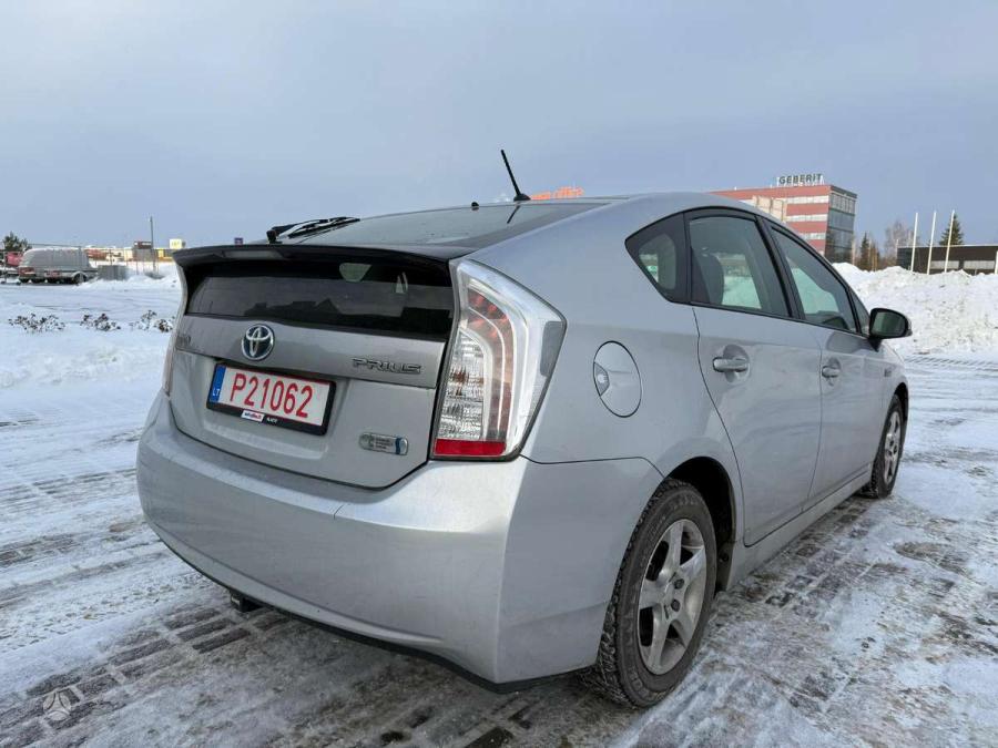 Grey Toyota Prius 2013 in Vilnius, with an engine capacity of 1.80 L and mileage of 351 thousand km for 7999 €, photo 7 on AUTOMOTO.COM.LV