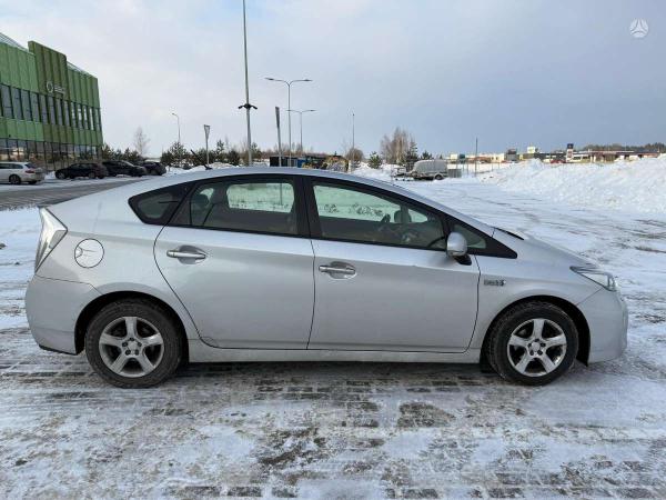 Grey Toyota Prius 2013 in Vilnius, with an engine capacity of 1.80 L and mileage of 351 thousand km for 7999 €, photo 9 on AUTOMOTO.COM.LV