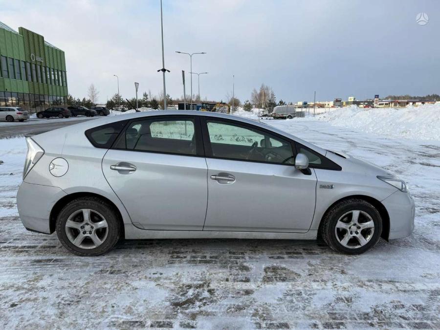 Grey Toyota Prius 2013 in Vilnius, with an engine capacity of 1.80 L and mileage of 351 thousand km for 7999 €, photo 9 on AUTOMOTO.COM.LV