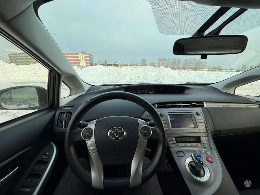 Grey Toyota Prius 2013 in Vilnius, with an engine capacity of 1.80 L and mileage of 351 thousand km for 7999 €, photo 10 on AUTOMOTO.COM.LV