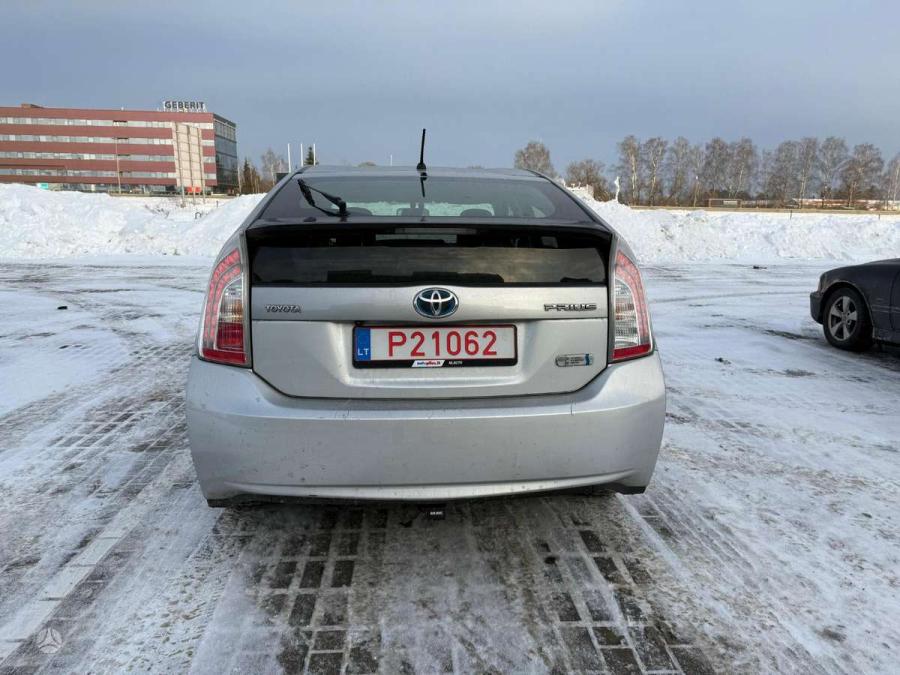 Grey Toyota Prius 2013 in Vilnius, with an engine capacity of 1.80 L and mileage of 351 thousand km for 7999 €, photo 12 on AUTOMOTO.COM.LV