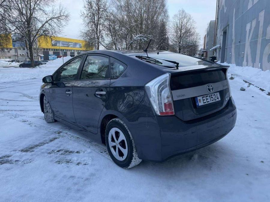 Pelēks Toyota Prius 2013 Viļņa, ar dzinēja tilpumu 1.80 L un nobraukumu 300 tūkst. km par 7500 €, foto 3 vietnē AUTOMOTO.COM.LV