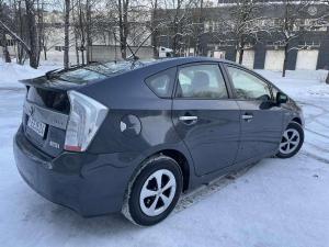 Pelēks Toyota Prius 2013 Viļņa, ar dzinēja tilpumu 1.80 L un nobraukumu 300 tūkst. km par 7500 €, foto 4 vietnē AUTOMOTO.COM.LV