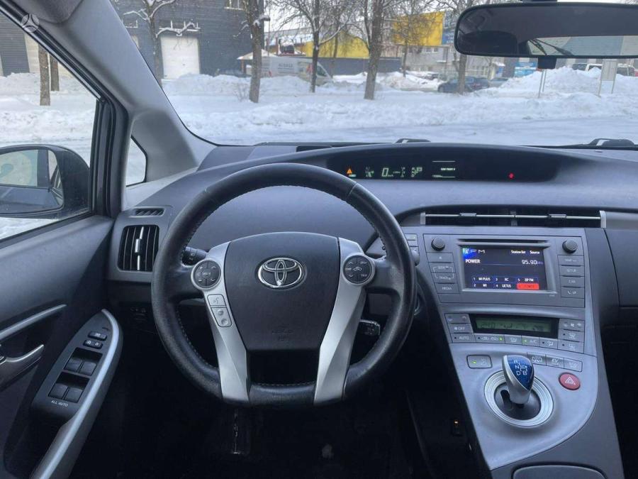 Pelēks Toyota Prius 2013 Viļņa, ar dzinēja tilpumu 1.80 L un nobraukumu 300 tūkst. km par 7500 €, foto 7 vietnē AUTOMOTO.COM.LV