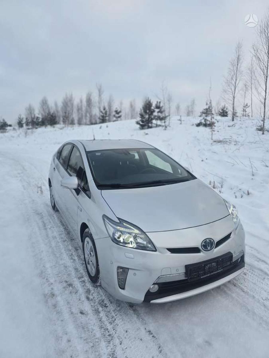 Pelēks Toyota Prius 2013 Viļņa, ar dzinēja tilpumu 1.80 L un nobraukumu 185 tūkst. km par 7999 €, foto 1 vietnē AUTOMOTO.COM.LV
