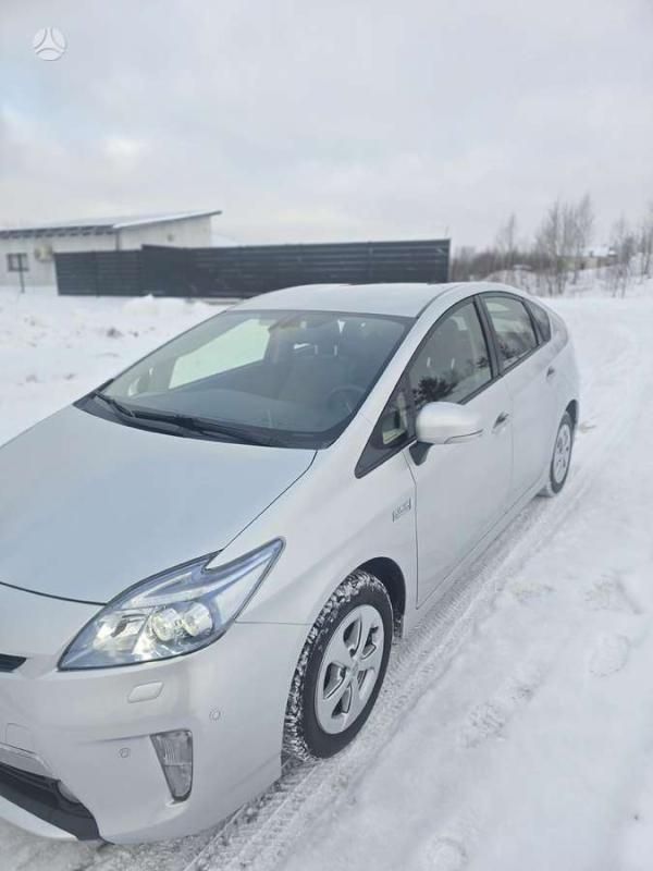 Grey Toyota Prius 2013 in Vilnius, with an engine capacity of 1.80 L and mileage of 185 thousand km for 7999 €, photo 3 on AUTOMOTO.COM.LV