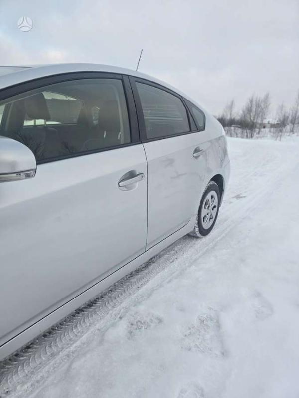 Grey Toyota Prius 2013 in Vilnius, with an engine capacity of 1.80 L and mileage of 185 thousand km for 7999 €, photo 4 on AUTOMOTO.COM.LV