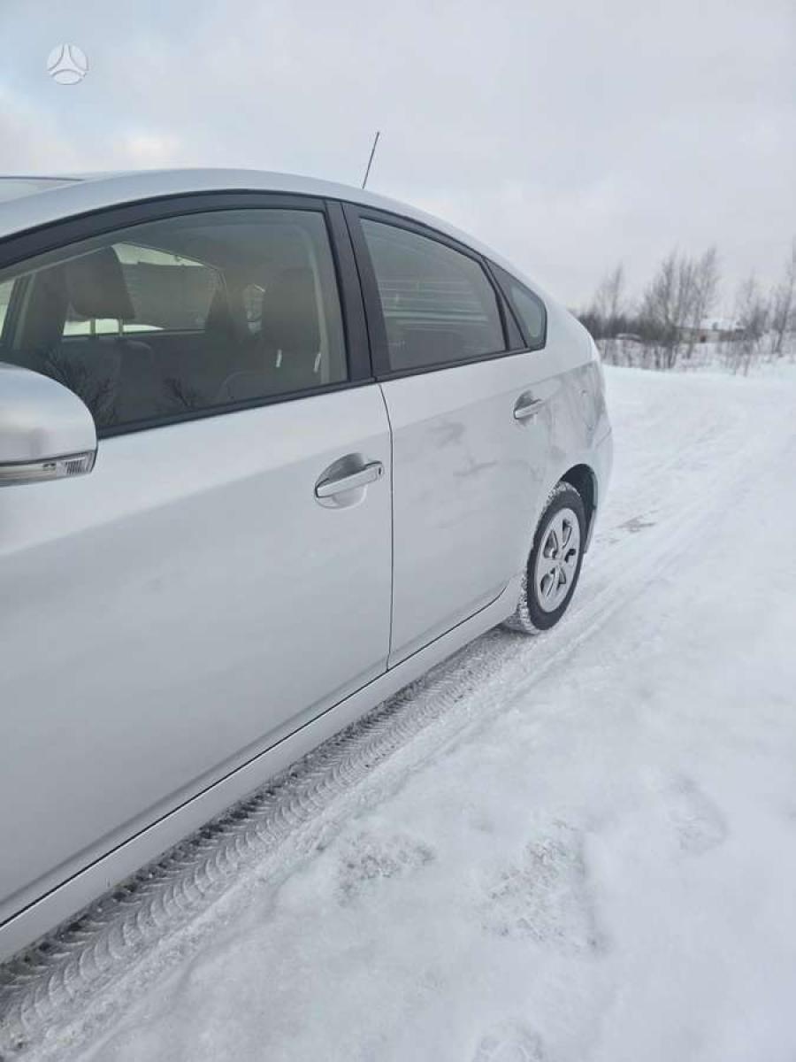 Pelēks Toyota Prius 2013 Viļņa, ar dzinēja tilpumu 1.80 L un nobraukumu 185 tūkst. km par 7999 €, foto 4 vietnē AUTOMOTO.COM.LV