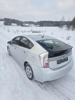 Pelēks Toyota Prius 2013 Viļņa, ar dzinēja tilpumu 1.80 L un nobraukumu 185 tūkst. km par 7999 €, foto 5 vietnē AUTOMOTO.COM.LV