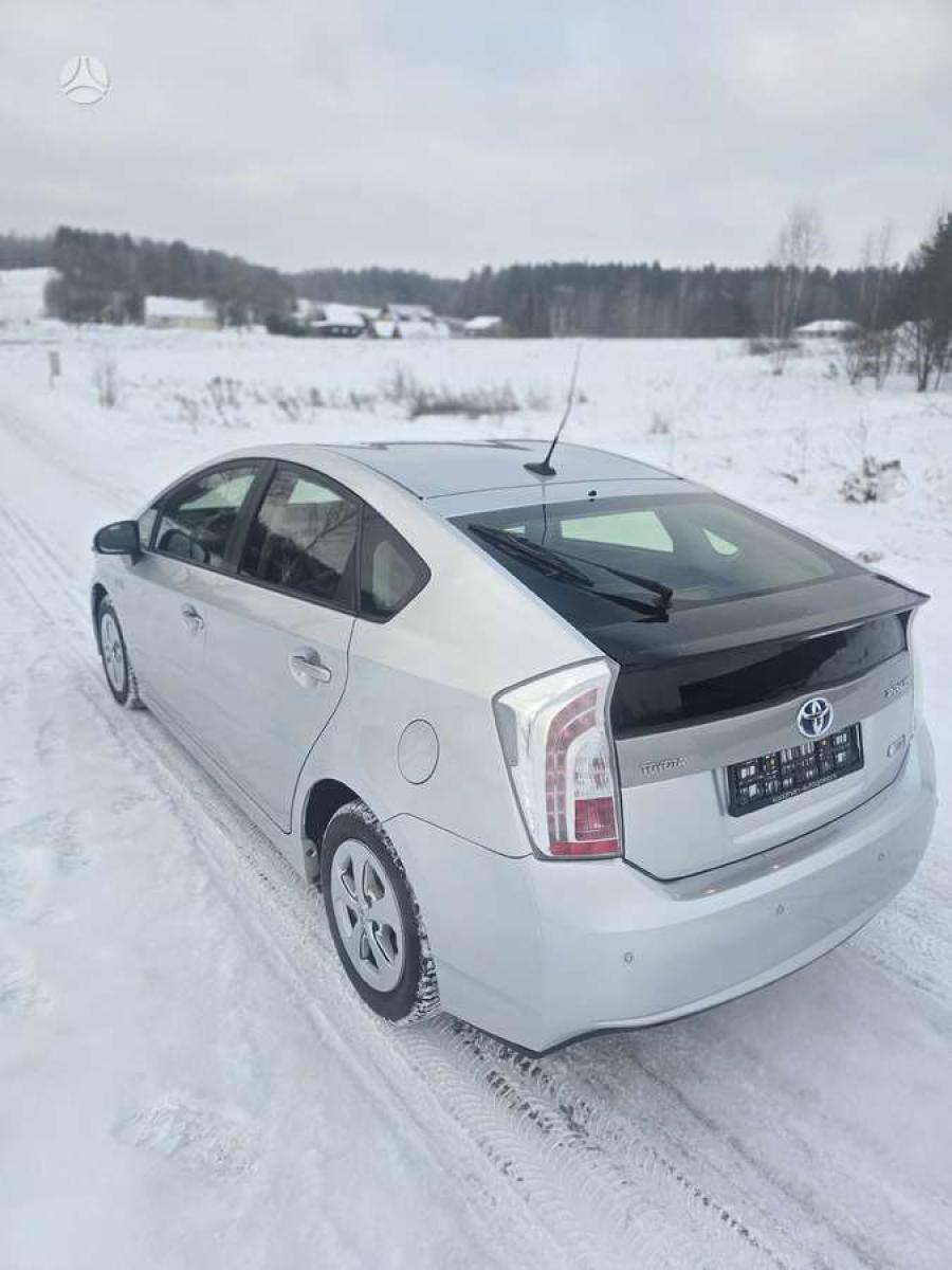 Pelēks Toyota Prius 2013 Viļņa, ar dzinēja tilpumu 1.80 L un nobraukumu 185 tūkst. km par 7999 €, foto 5 vietnē AUTOMOTO.COM.LV