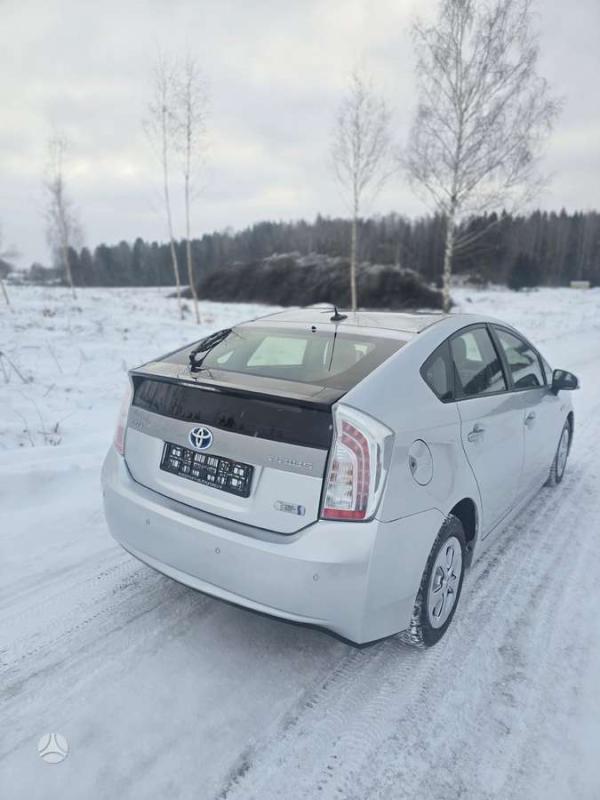 Grey Toyota Prius 2013 in Vilnius, with an engine capacity of 1.80 L and mileage of 185 thousand km for 7999 €, photo 6 on AUTOMOTO.COM.LV