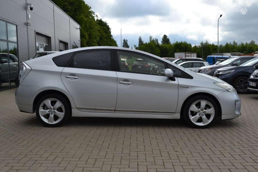Pelēks Toyota Prius 2013 Viļņa, ar dzinēja tilpumu 1.80 L un nobraukumu 272 tūkst. km par 8500 €, foto 7 vietnē AUTOMOTO.COM.LV