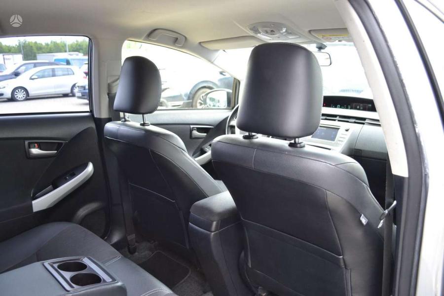 Pelēks Toyota Prius 2013 Viļņa, ar dzinēja tilpumu 1.80 L un nobraukumu 272 tūkst. km par 8500 €, foto 22 vietnē AUTOMOTO.COM.LV