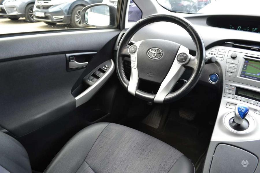 Pelēks Toyota Prius 2013 Viļņa, ar dzinēja tilpumu 1.80 L un nobraukumu 272 tūkst. km par 8500 €, foto 35 vietnē AUTOMOTO.COM.LV