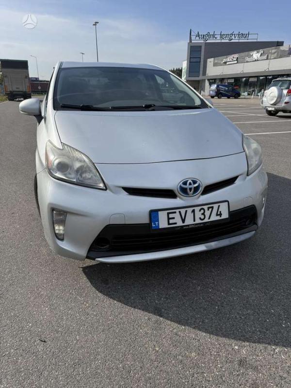 Pelēks Toyota Prius 2013 Viļņa, ar dzinēja tilpumu 1.80 L un nobraukumu 276 tūkst. km par 8300 €, foto 1 vietnē AUTOMOTO.COM.LV