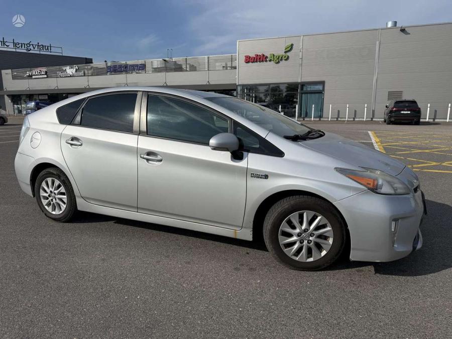 Pelēks Toyota Prius 2013 Viļņa, ar dzinēja tilpumu 1.80 L un nobraukumu 276 tūkst. km par 8300 €, foto 4 vietnē AUTOMOTO.COM.LV