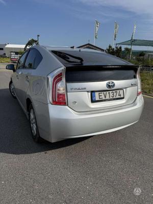 Pelēks Toyota Prius 2013 Viļņa, ar dzinēja tilpumu 1.80 L un nobraukumu 276 tūkst. km par 8300 €, foto 5 vietnē AUTOMOTO.COM.LV