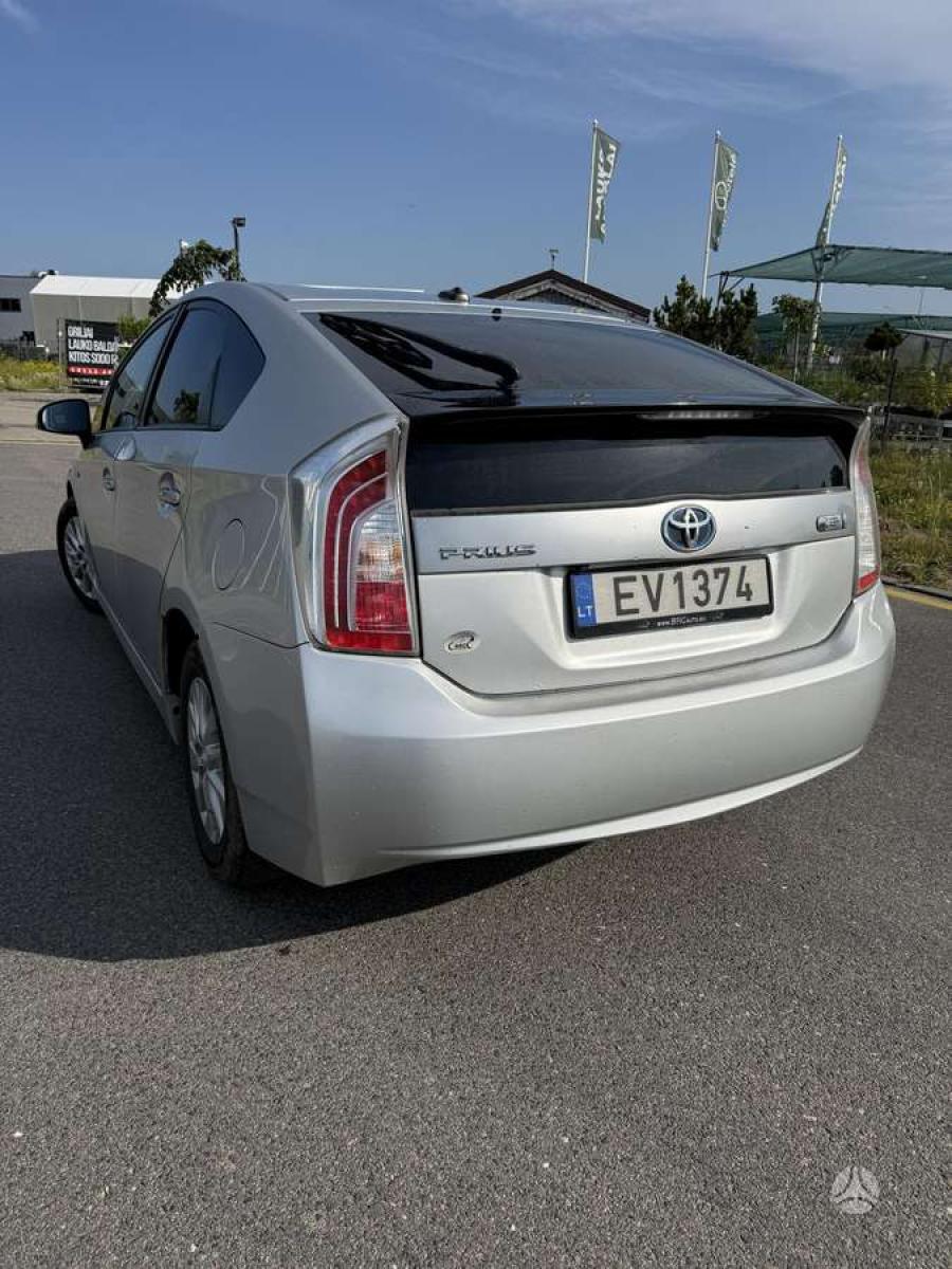 Pelēks Toyota Prius 2013 Viļņa, ar dzinēja tilpumu 1.80 L un nobraukumu 276 tūkst. km par 8300 €, foto 5 vietnē AUTOMOTO.COM.LV