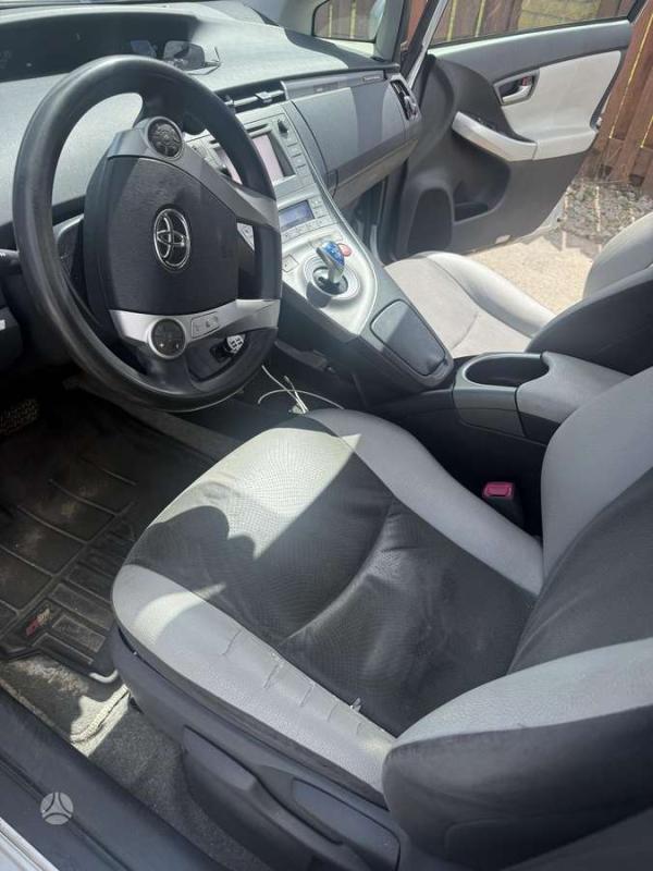 Pelēks Toyota Prius 2013 Viļņa, ar dzinēja tilpumu 1.80 L un nobraukumu 276 tūkst. km par 8300 €, foto 9 vietnē AUTOMOTO.COM.LV