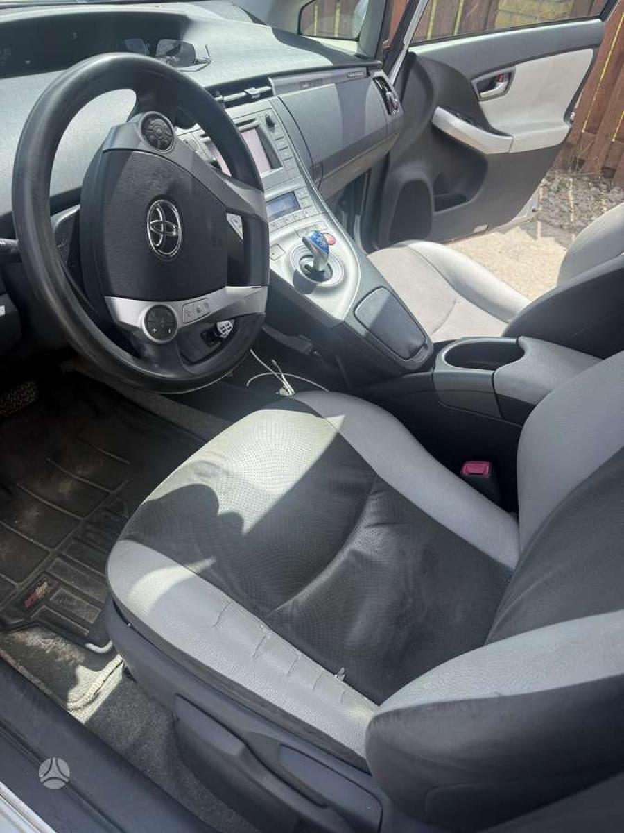 Pelēks Toyota Prius 2013 Viļņa, ar dzinēja tilpumu 1.80 L un nobraukumu 276 tūkst. km par 8300 €, foto 9 vietnē AUTOMOTO.COM.LV
