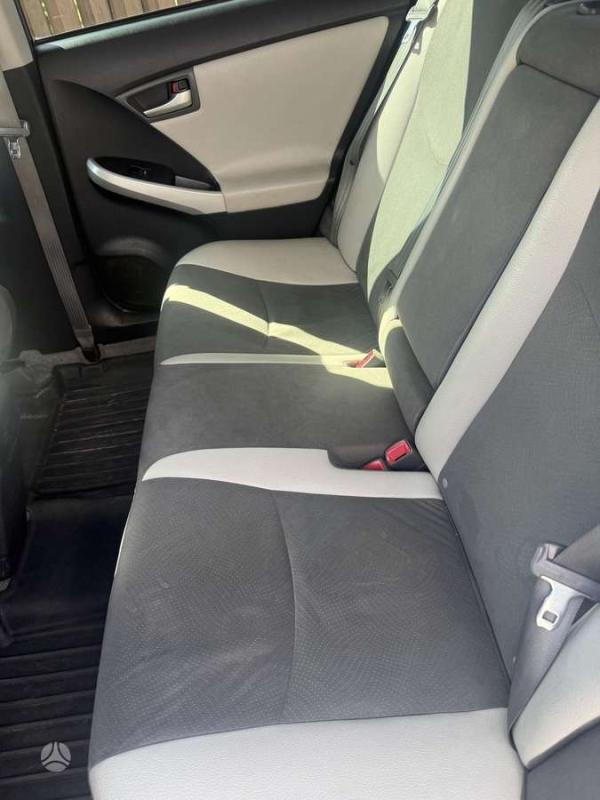 Pelēks Toyota Prius 2013 Viļņa, ar dzinēja tilpumu 1.80 L un nobraukumu 276 tūkst. km par 8300 €, foto 10 vietnē AUTOMOTO.COM.LV