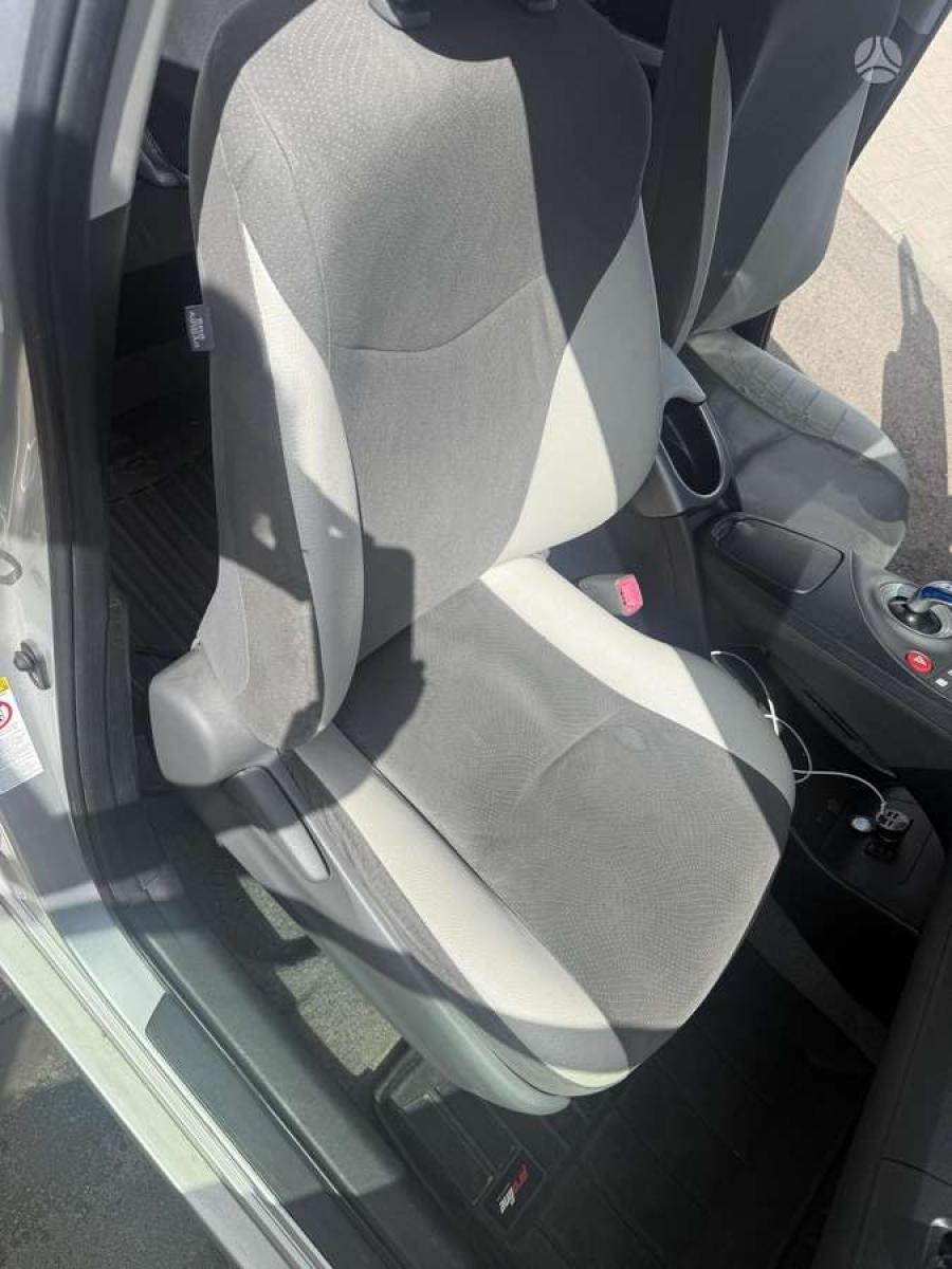 Pelēks Toyota Prius 2013 Viļņa, ar dzinēja tilpumu 1.80 L un nobraukumu 276 tūkst. km par 8300 €, foto 11 vietnē AUTOMOTO.COM.LV