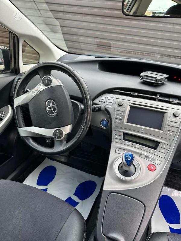 Grey Toyota Prius 2013 in Klaipeda, with an engine capacity of 1.80 L and mileage of 261 thousand km for 6900 €, photo 3 on AUTOMOTO.COM.LV