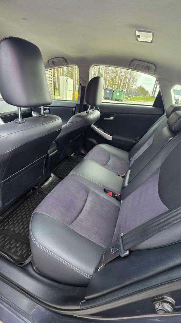 Grey Toyota Prius 2013 in Klaipeda, with an engine capacity of 1.80 L and mileage of 261 thousand km for 6900 €, photo 5 on AUTOMOTO.COM.LV