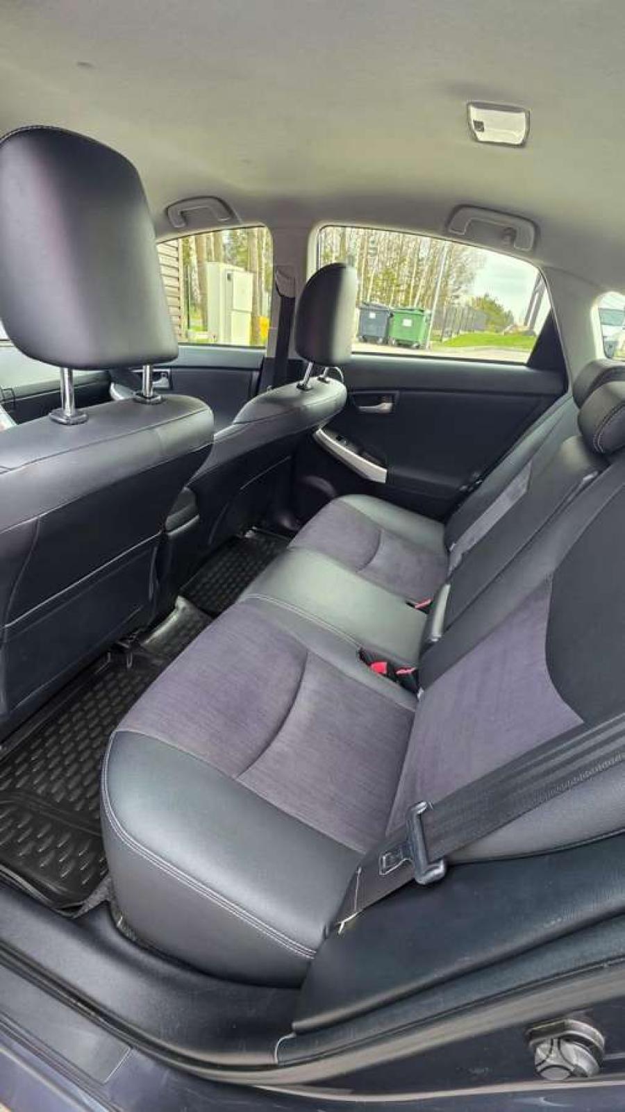 Grey Toyota Prius 2013 in Klaipeda, with an engine capacity of 1.80 L and mileage of 261 thousand km for 6900 €, photo 5 on AUTOMOTO.COM.LV