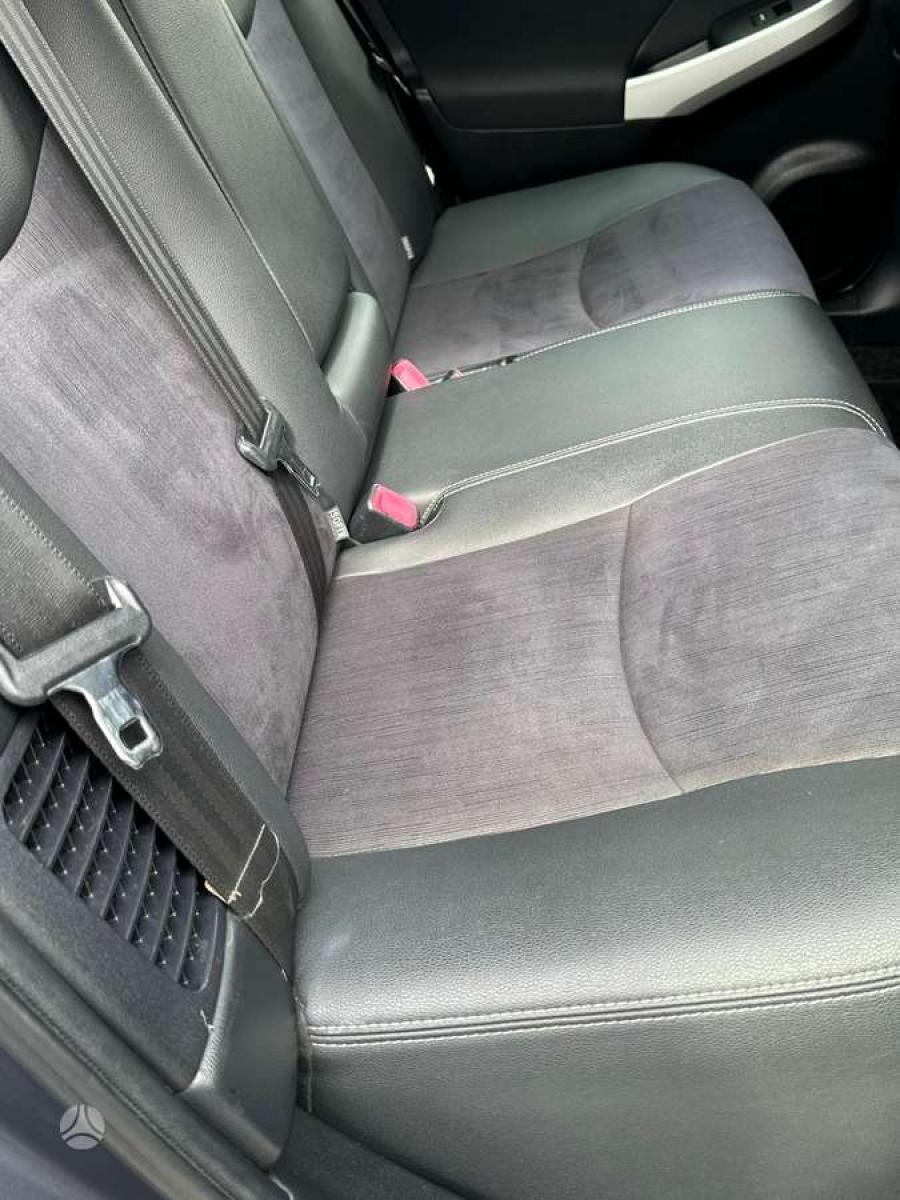 Grey Toyota Prius 2013 in Klaipeda, with an engine capacity of 1.80 L and mileage of 261 thousand km for 6900 €, photo 9 on AUTOMOTO.COM.LV