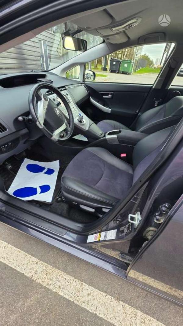 Grey Toyota Prius 2013 in Klaipeda, with an engine capacity of 1.80 L and mileage of 261 thousand km for 6900 €, photo 10 on AUTOMOTO.COM.LV