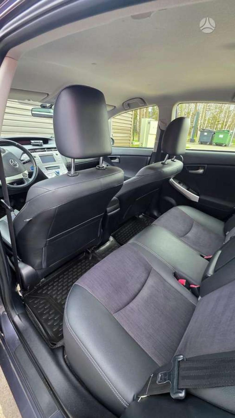 Grey Toyota Prius 2013 in Klaipeda, with an engine capacity of 1.80 L and mileage of 261 thousand km for 6900 €, photo 11 on AUTOMOTO.COM.LV