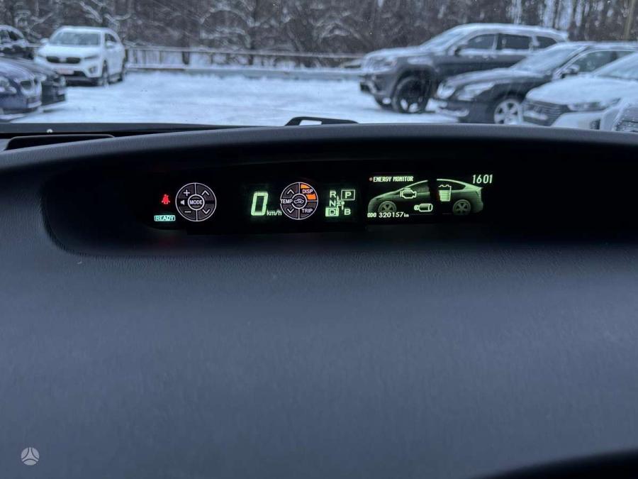 Pelēks Toyota Prius 2014 Viļņa, ar dzinēja tilpumu 1.80 L un nobraukumu 320 tūkst. km par 7000 €, foto 20 vietnē AUTOMOTO.COM.LV