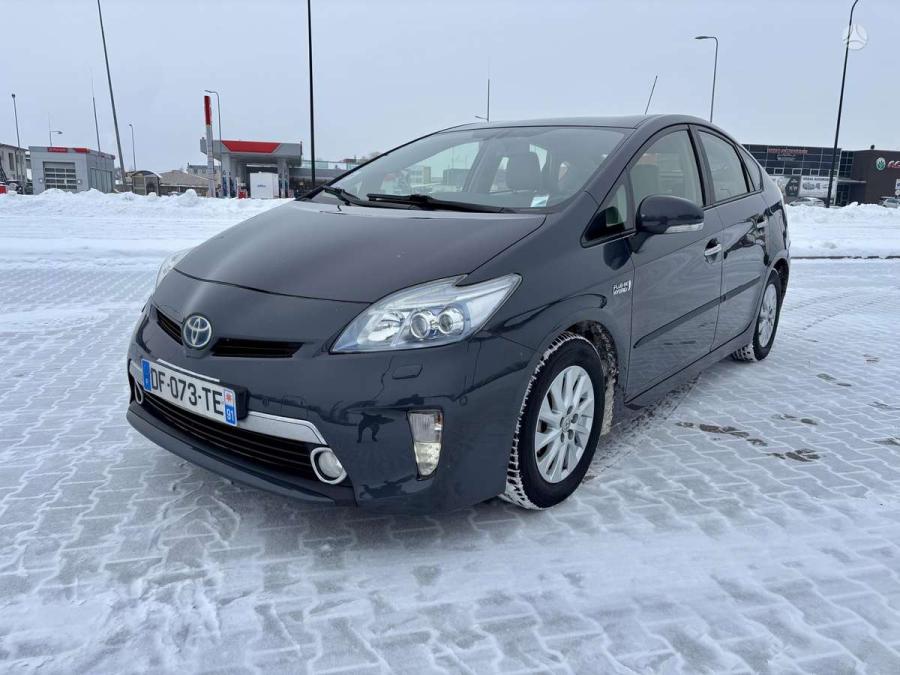 Grey Toyota Prius 2014 in Taurage, with an engine capacity of 1.80 L and mileage of 265 thousand km for 7500 €, photo 3 on AUTOMOTO.COM.LV