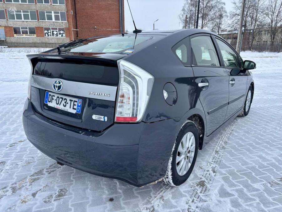 Grey Toyota Prius 2014 in Taurage, with an engine capacity of 1.80 L and mileage of 265 thousand km for 7500 €, photo 5 on AUTOMOTO.COM.LV