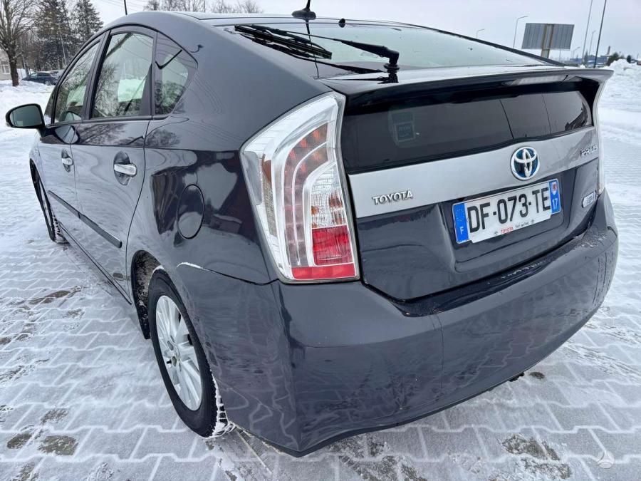 Grey Toyota Prius 2014 in Taurage, with an engine capacity of 1.80 L and mileage of 265 thousand km for 7500 €, photo 27 on AUTOMOTO.COM.LV