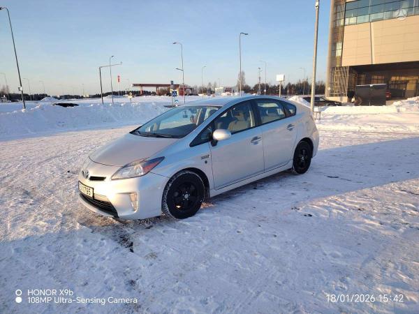 Pelēks Toyota Prius 2014 Viļņa, ar dzinēja tilpumu 1.80 L un nobraukumu 122 tūkst. km par 11500 €, foto 1 vietnē AUTOMOTO.COM.LV